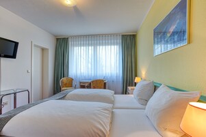 Quarto Triplo Standard | Roupa hipoalergénica, cofre no quarto, secretária