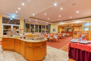 Pequeno-almoço tipo buffet diário mediante uma taxa