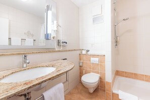 Produtos de toalete grátis, secador de cabelo, toalhas de banho 