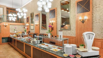 Pequeno-almoço tipo buffet diário (12 EUR por pessoa)