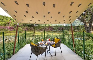 Quarto premier, varanda, vista para o jardim | Frigobar, cofres nos quartos, escrivaninha, berços (sobretaxa)