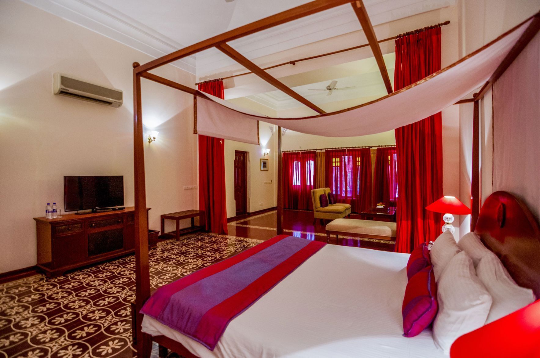 Roupa de alta qualidade, minibar, cofre no quarto 