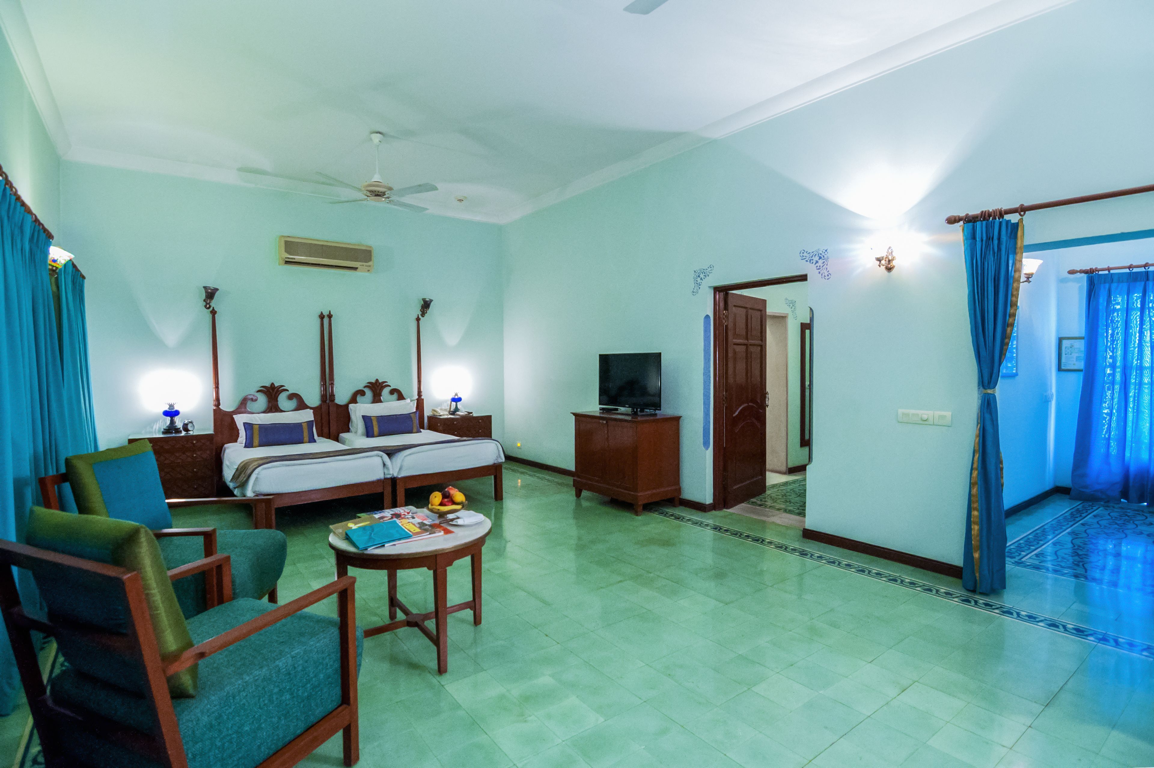 Roupa de alta qualidade, minibar, cofre no quarto 