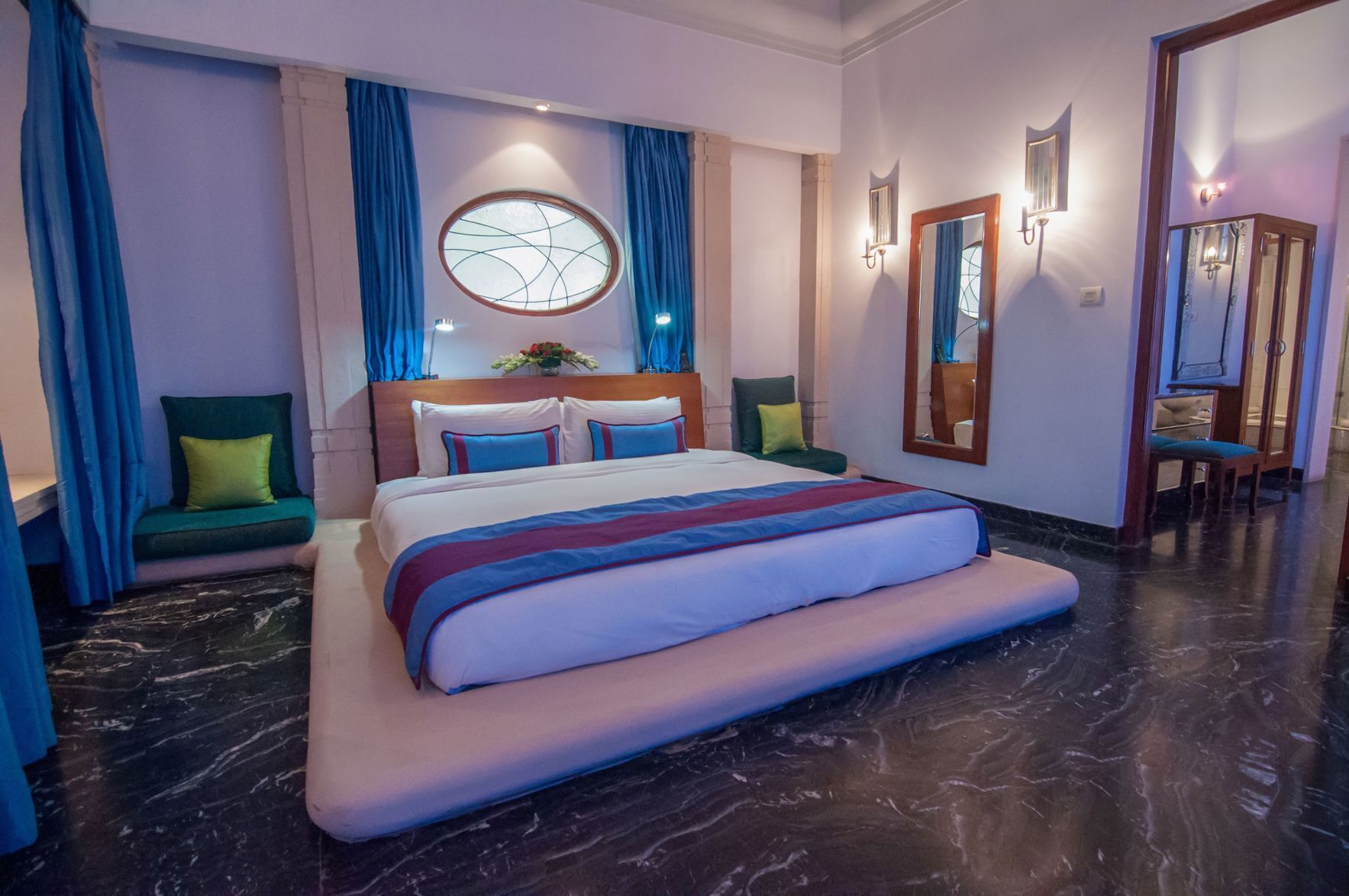 Roupa de alta qualidade, minibar, cofre no quarto 