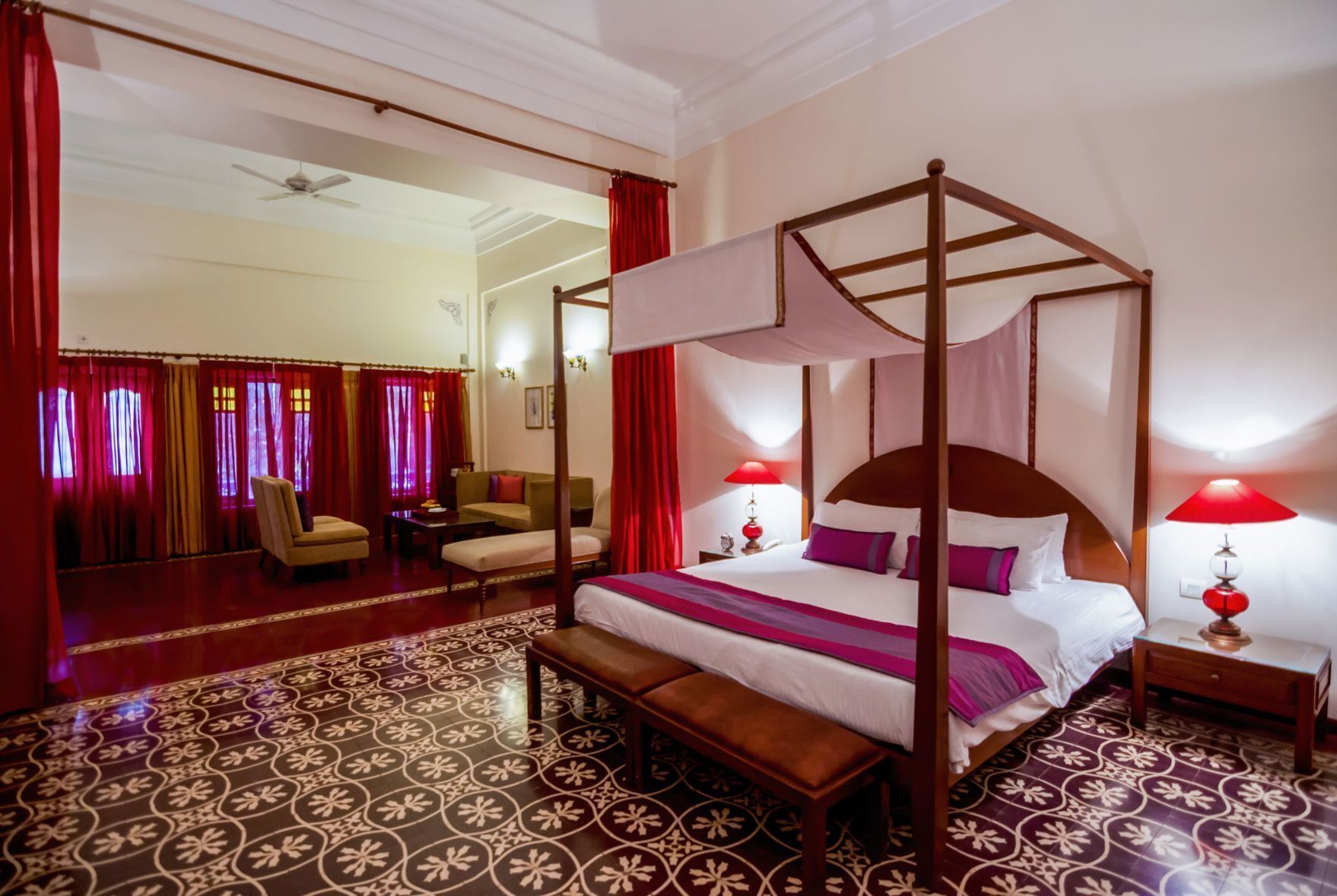 Roupa de alta qualidade, minibar, cofre no quarto 