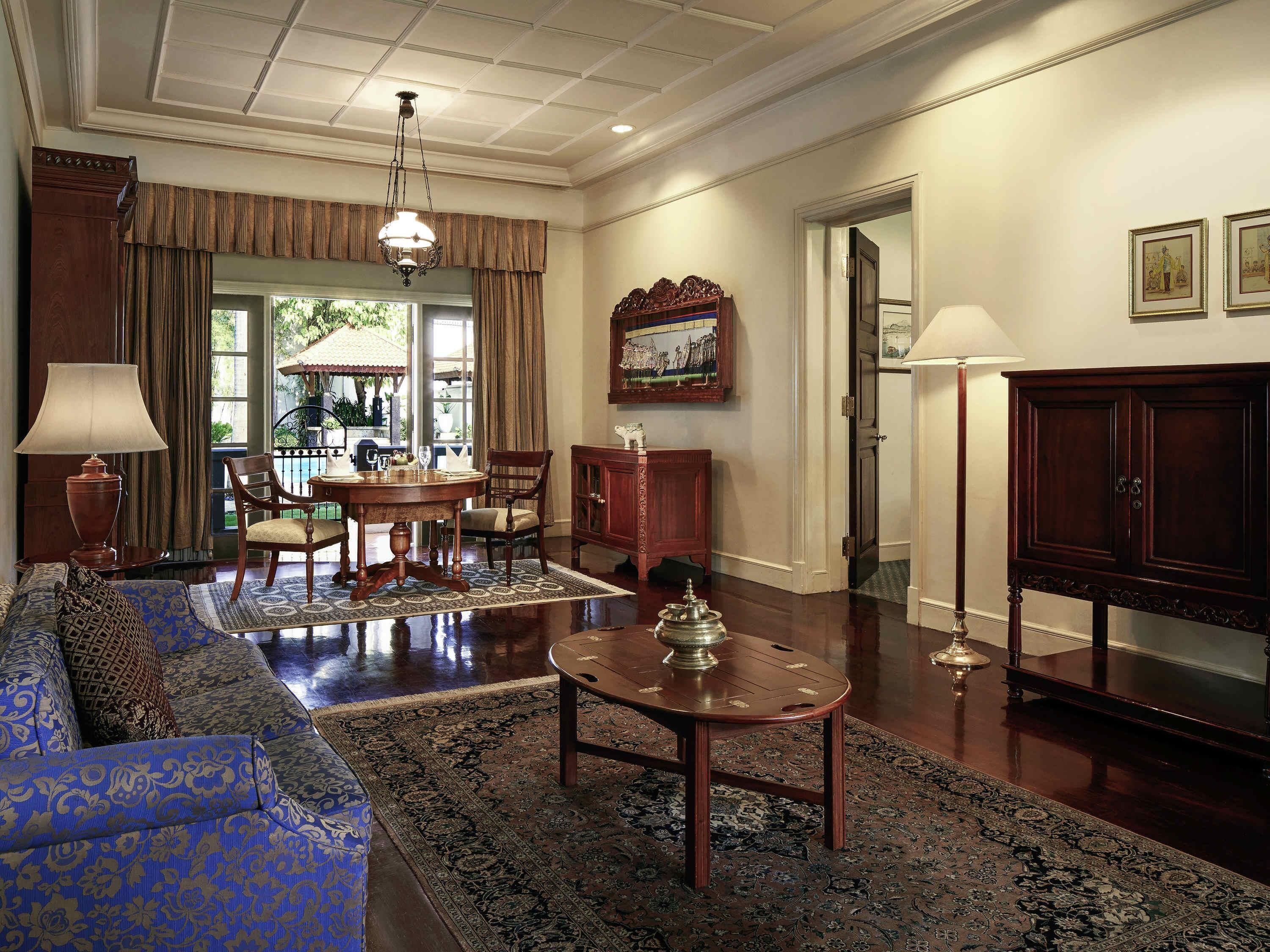 Minibar, cofre no quarto, secretária 