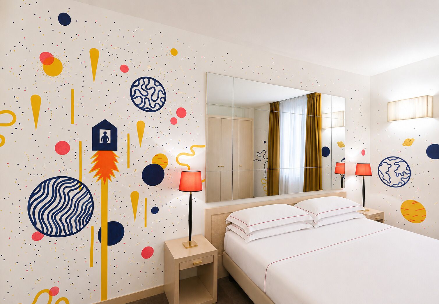 Quarto com uma cama, mesas de cabeceira, um espelho e uma parede com padrões abstratos.