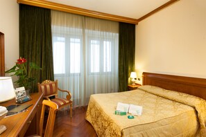 Roupa de alta qualidade, edredões de penas, minibar, cofre no quarto 