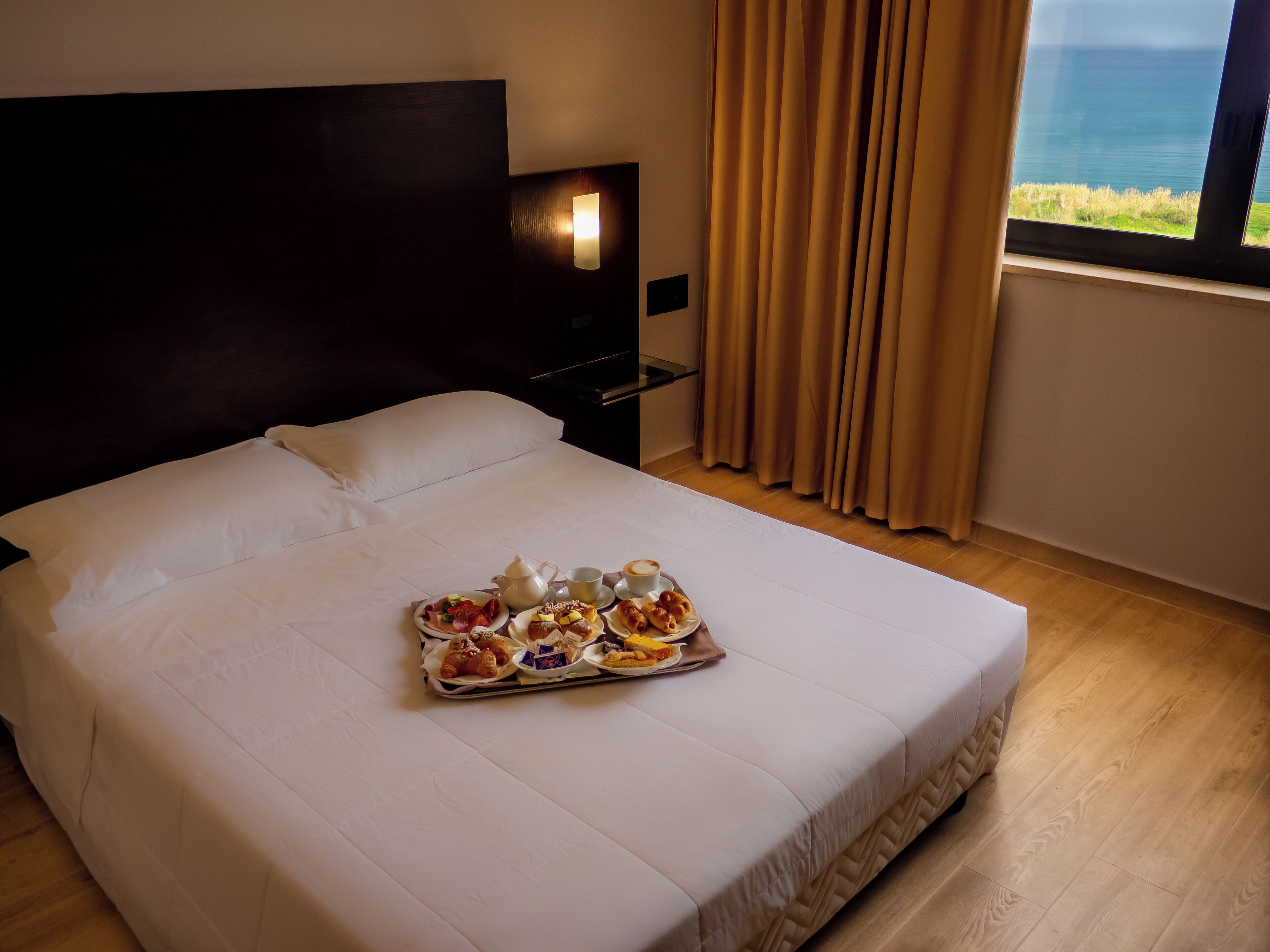 Minibar, cofre no quarto, secretária, cortinas/cortinados opacos 