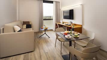 Suite, 1 cama king-size | Edredões de penas, minibar, cofre no quarto, secretária