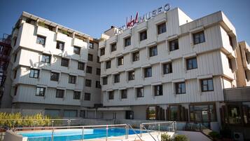 Piscina externa sazonal, guarda-sóis, espreguiçadeiras
