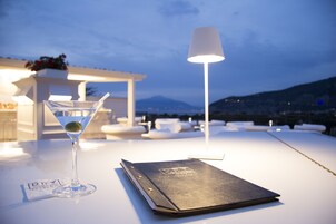 Piscina externa, funciona das 9h às 18h, espreguiçadeiras