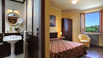 Minibar, cofre no quarto, secretária, quartos insonorizados