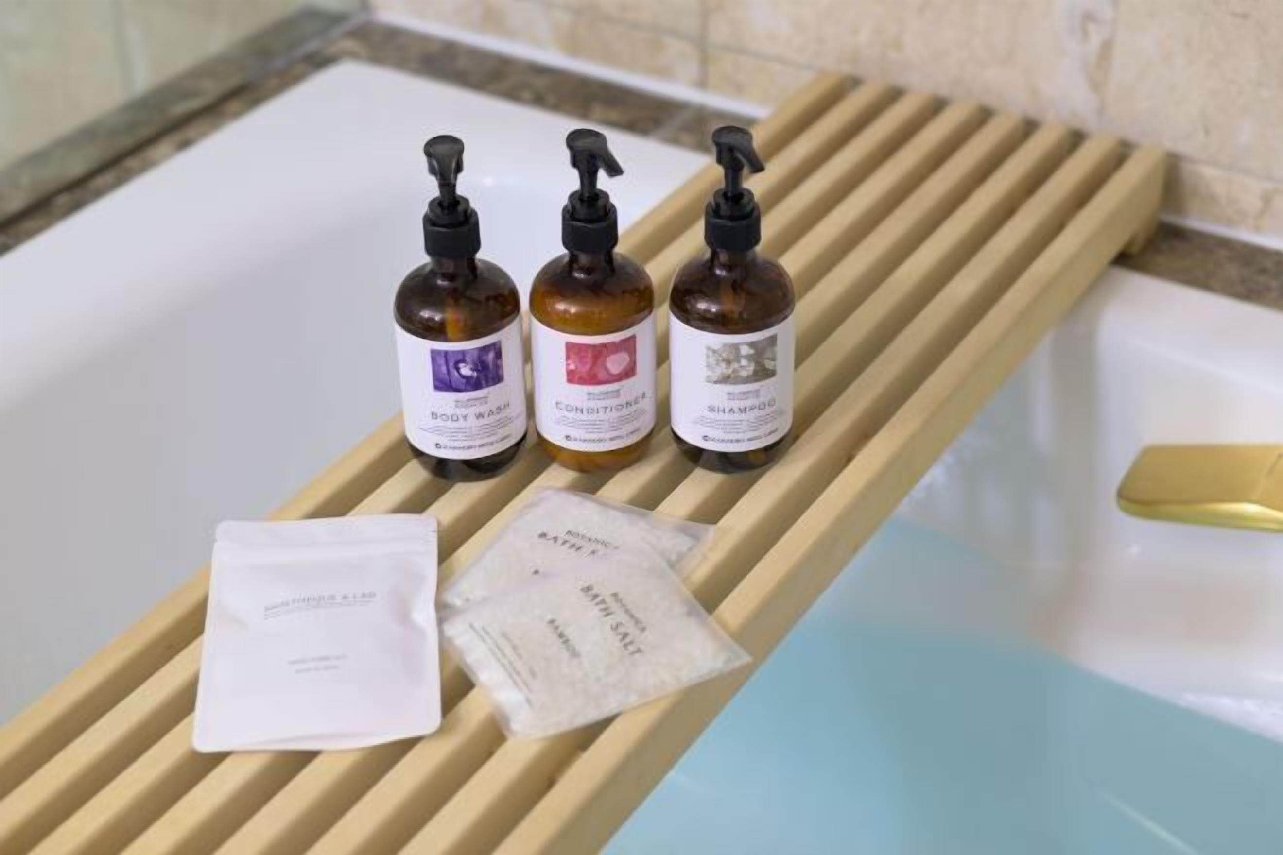 Uma combinação polibã/banheira, uma banheira de imersão total 