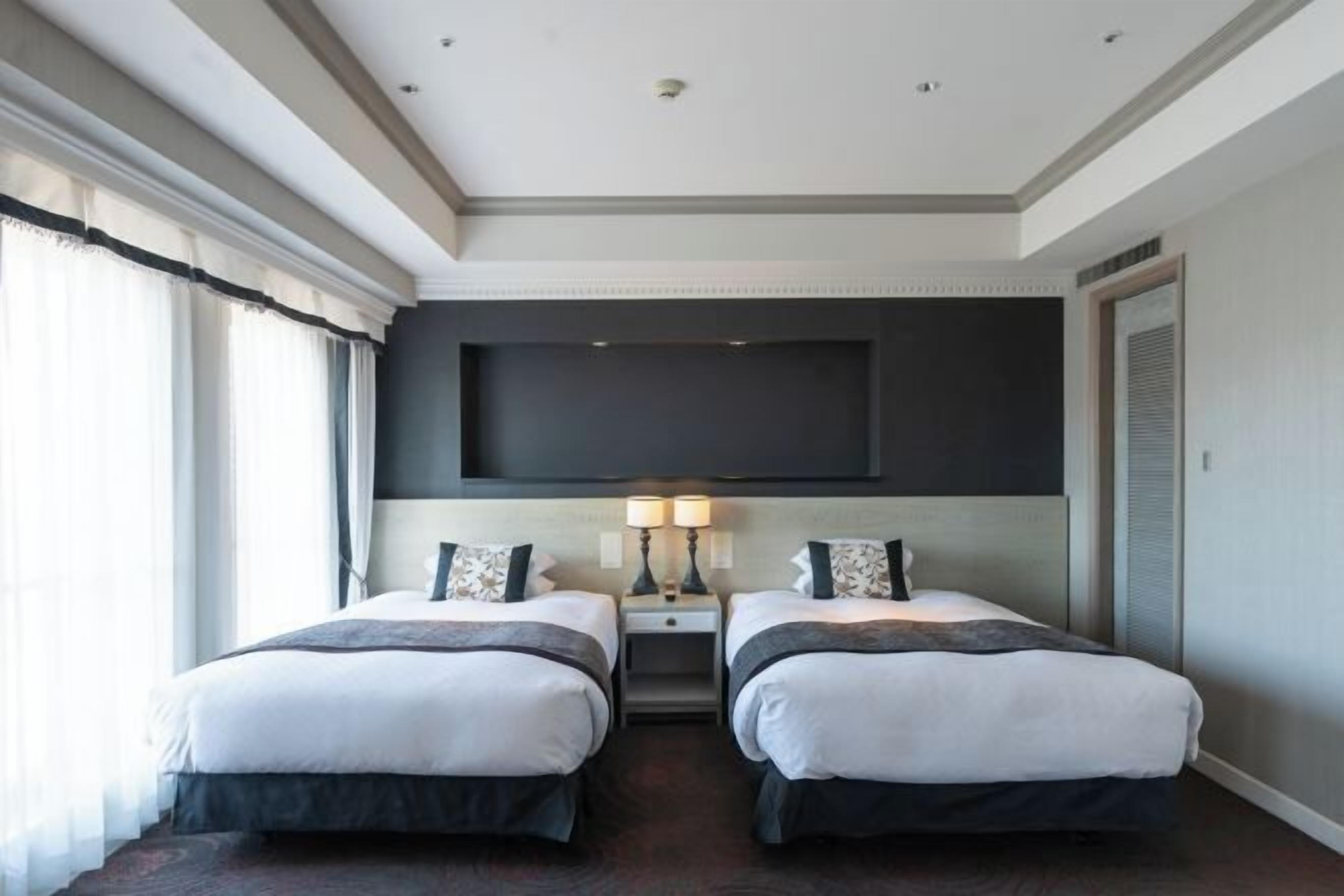 Cofre no quarto, com decoração personalizada 