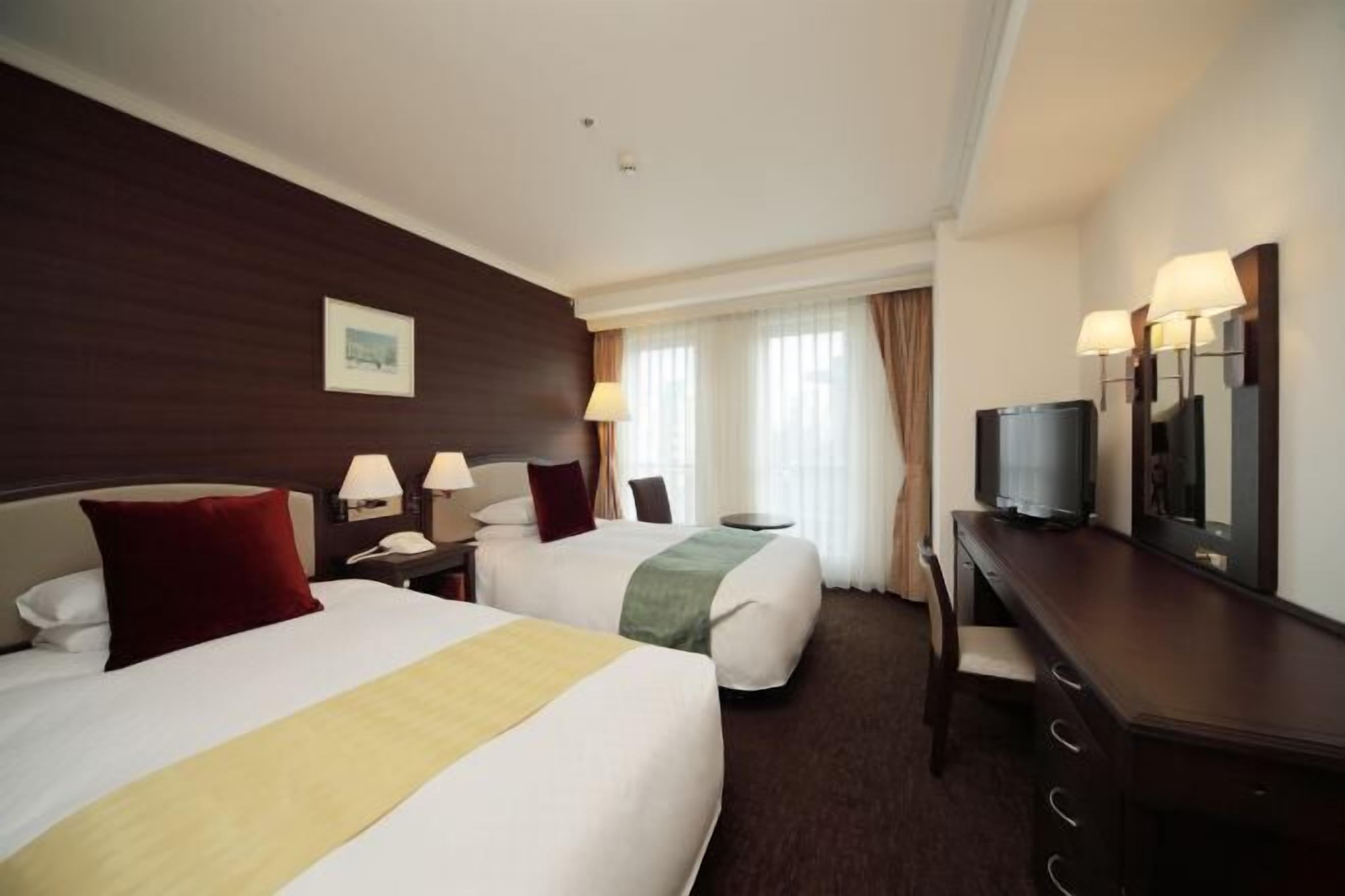 Cofre no quarto, com decoração personalizada 