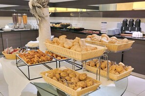 Café da manhã com buffet todos os dias mediante uma taxa