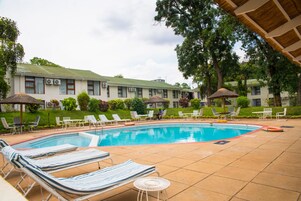 Piscina externa, funciona das 8h às 17h, guarda-sóis