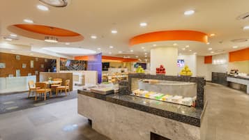 Pequeno-almoço tipo buffet diário (18.56 USD por pessoa)