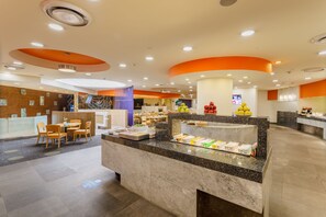 Pequeno-almoço tipo buffet diário (18.56 USD por pessoa) 
