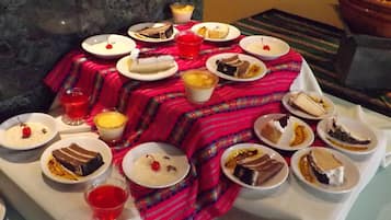 Pequenos-almoços, almoços, jantares servidos, cozinha internacional