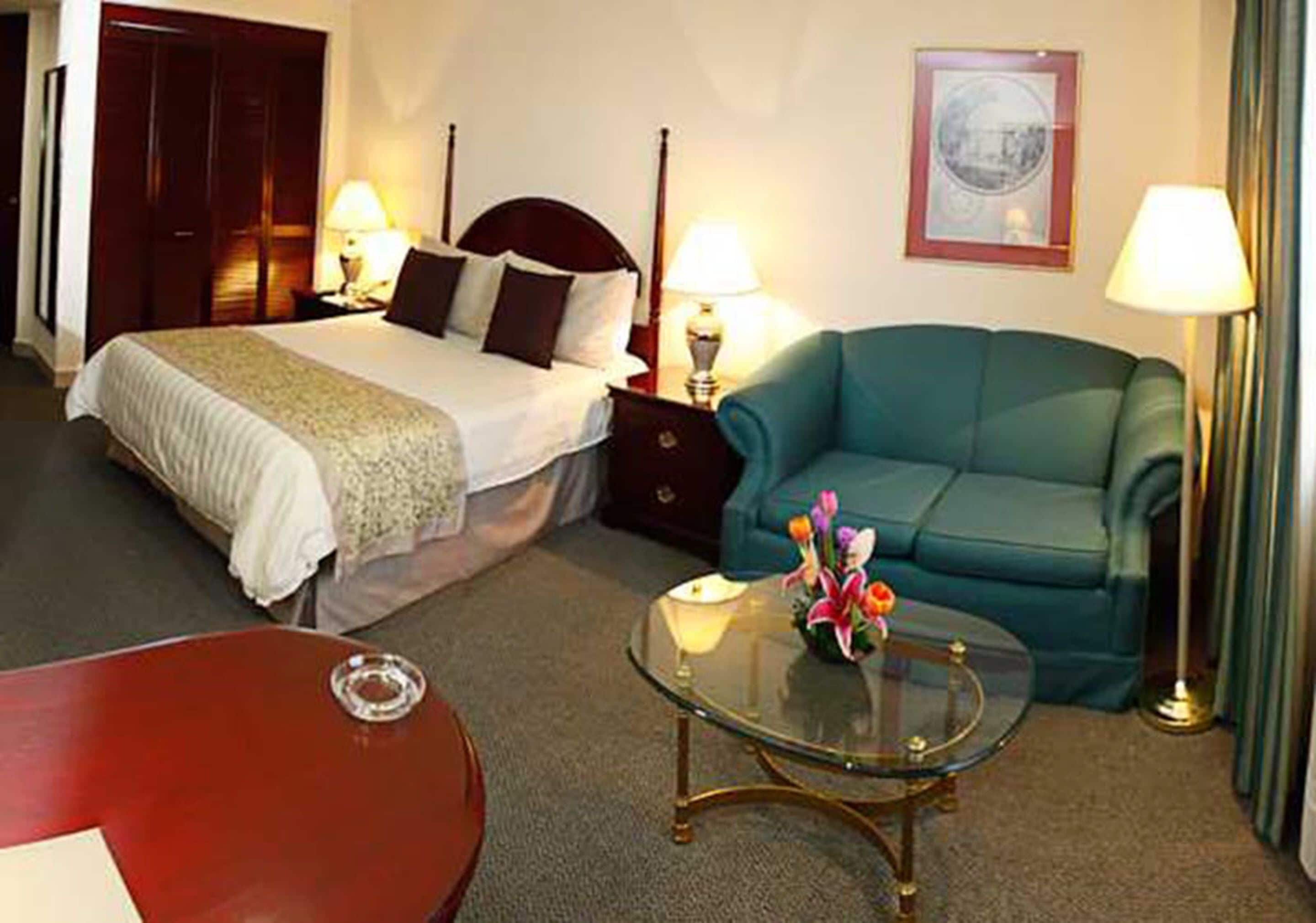 Quarto Deluxe, 1 cama queen-size | Secretária, cortinas/cortinados opacos 