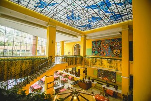 Café da manhã, almoço e jantar; culinária internacional 