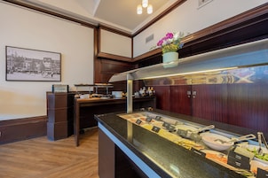 Café da manhã com buffet todos os dias mediante uma taxa