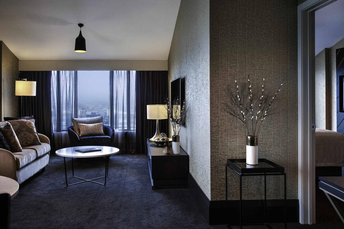 Suíte família, 1 cama King | Roupas de cama premium, camas Select Comfort, cofres nos quartos