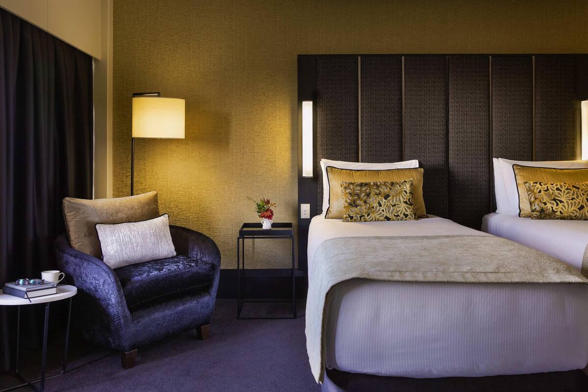 Roupas de cama premium, camas Select Comfort, cofres nos quartos