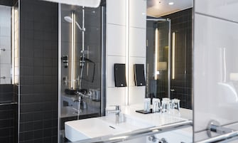 Quarto casal standard, para não fumantes | Roupas de cama premium, frigobar, escrivaninha, cortinas blackout