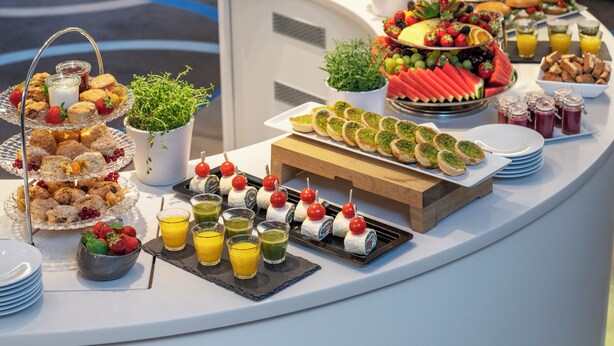 Buffet com diversos alimentos e bebidas.
