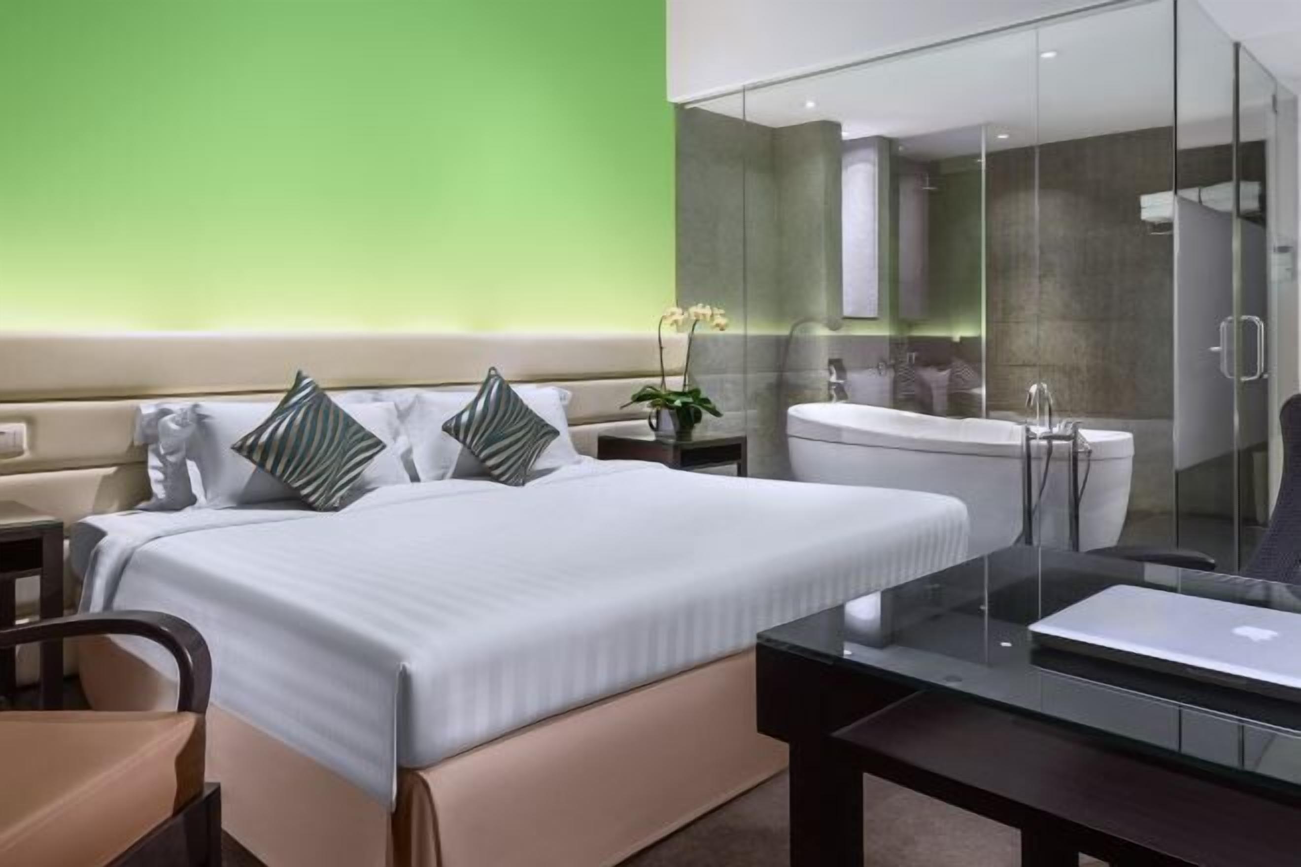 Minibar, cofre no quarto, secretária 