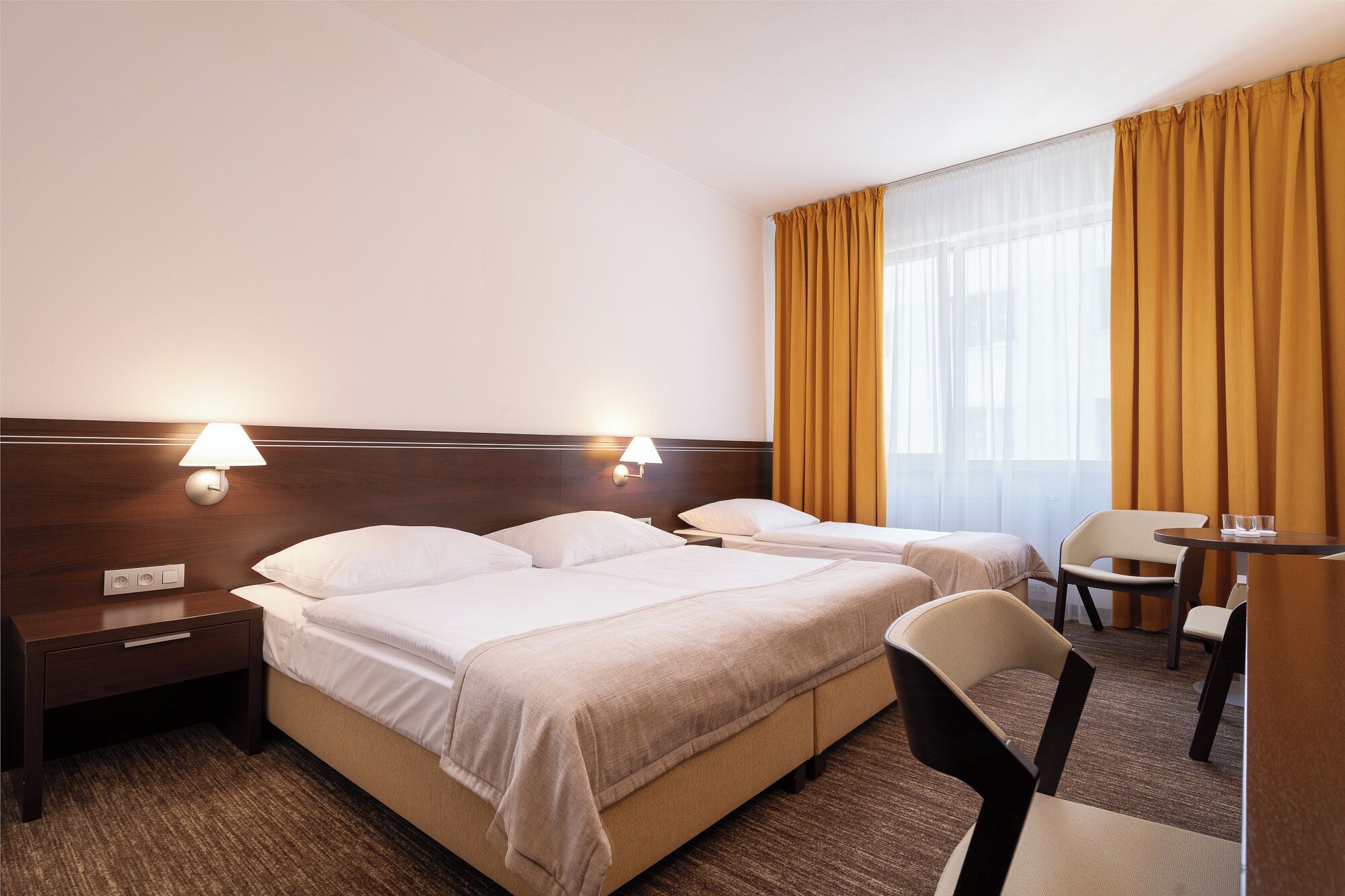 Quarto Triplo Executivo | Roupa hipoalergénica, minibar, cofre no quarto 