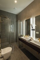 Apartamento Deluxe | Casa de banho | Artigos de higiene pessoal grátis, um secador de cabelo