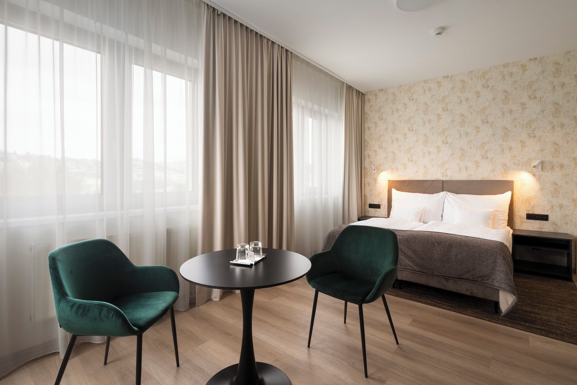 Quarto Duplo ou Twin Deluxe, Vista para a cidade | Roupa hipoalergénica, minibar, cofre no quarto 