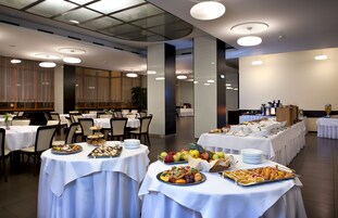 Café da manhã continental todos os dias mediante uma taxa