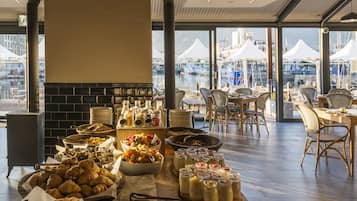 Café da manhã completo todos os dias (ZAR 320.00 por pessoa)