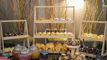 Pequeno-almoço tipo buffet diário (14 EUR por pessoa)