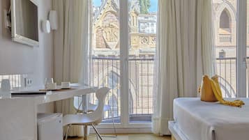 1 quarto, frigobar, cofres nos quartos, escrivaninha