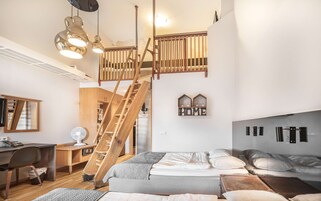 Quarto família, várias camas, para não fumantes | Cofres nos quartos, escrivaninha, cortinas blackout