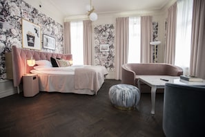 Roupas de cama antialérgicas, frigobar, cofres nos quartos