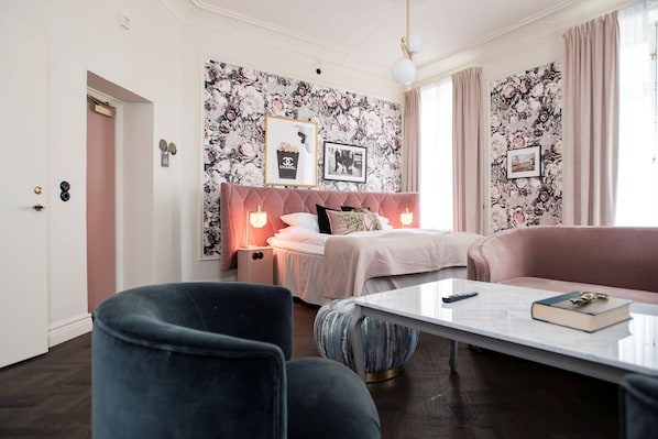 Roupas de cama antialérgicas, frigobar, cofres nos quartos