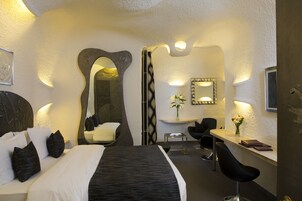 Quarto casal clássico | 1 quarto, roupas de cama premium, frigobar, cofres nos quartos