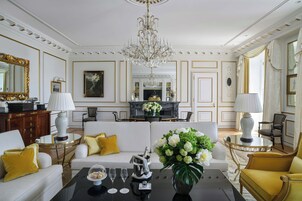 Roupas de cama premium, frigobar, cofres nos quartos, escrivaninha