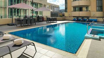 Piscina externa, espreguiçadeiras