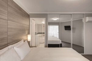 1 quarto, cofres nos quartos, ferros/tábuas de passar roupa