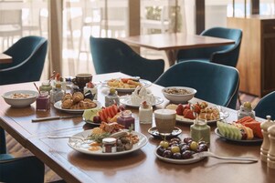 Pequenos-almoços, almoços, jantares servidos, cozinha local 