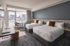 Cofre no quarto, com mobília individualizada, secretária