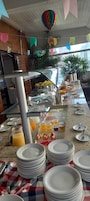 Café da manhã com buffet todos os dias mediante uma taxa